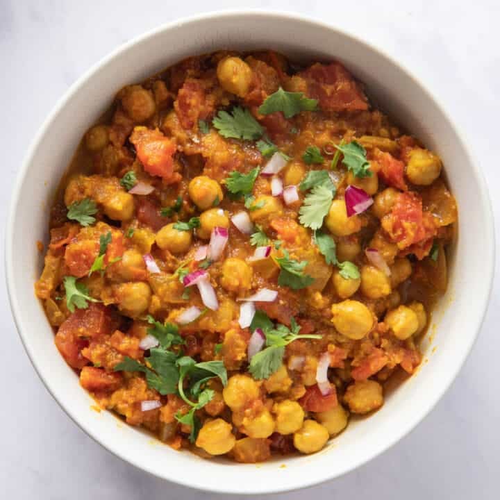 Roasted Chana (Crispy Indian Chickpeas!) - Urban Farmie