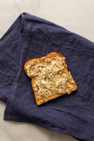 Cheesy Garlicky (and Delicious) Italian Toast - Urban Farmie
