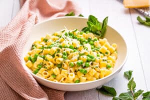 Pasta e Piselli (Pasta with Peas) - Urban Farmie